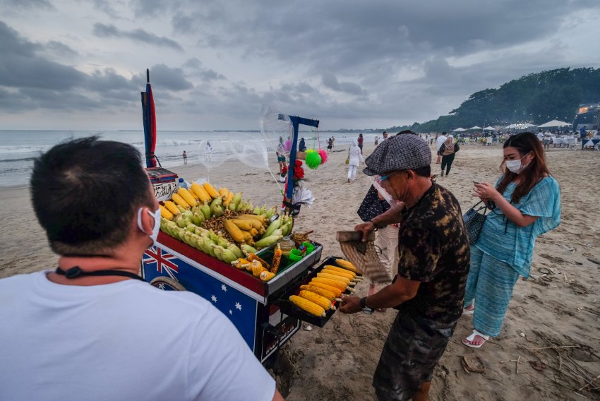 Bali Officials Support Local Vendors Before Closing For The Daily 8 ...