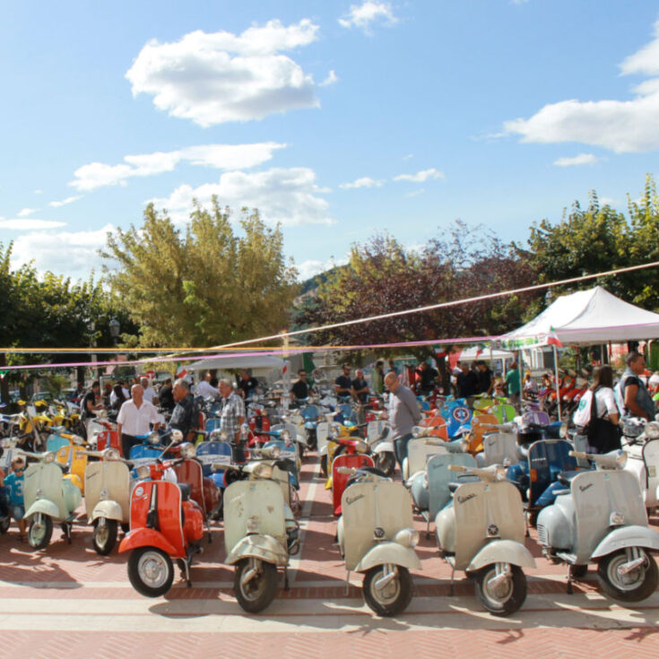 8,500 Moped Enthusiasts Travel To Bali For World Vespa Day Festival ...
