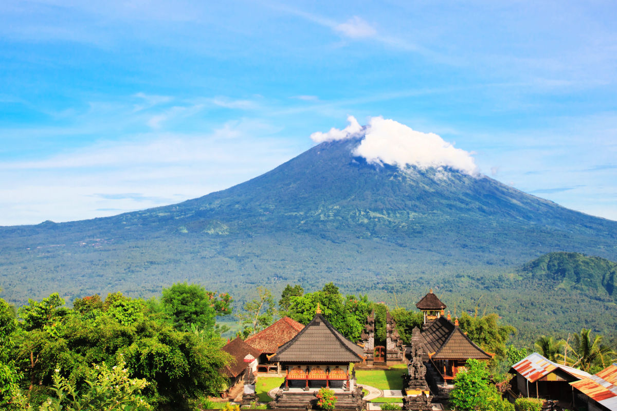 British Tourists Rescued On Bali's Mount Agung - The Bali Sun