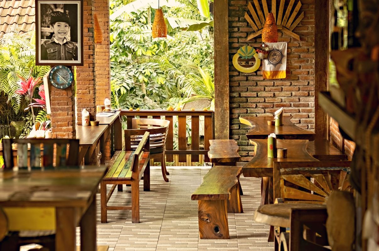 Bali Cafe Owner Shocked To Serve Sunak And Trudeau During Dinner ...