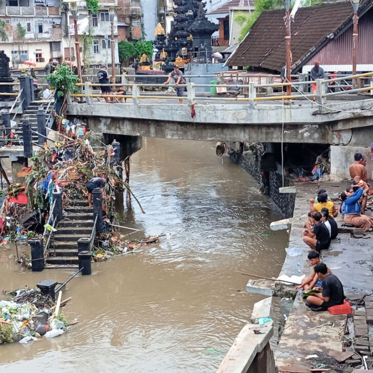 Bali Records Over 65,000 Lightning Strikes As Cyclone Seed 93S Hits Top ...